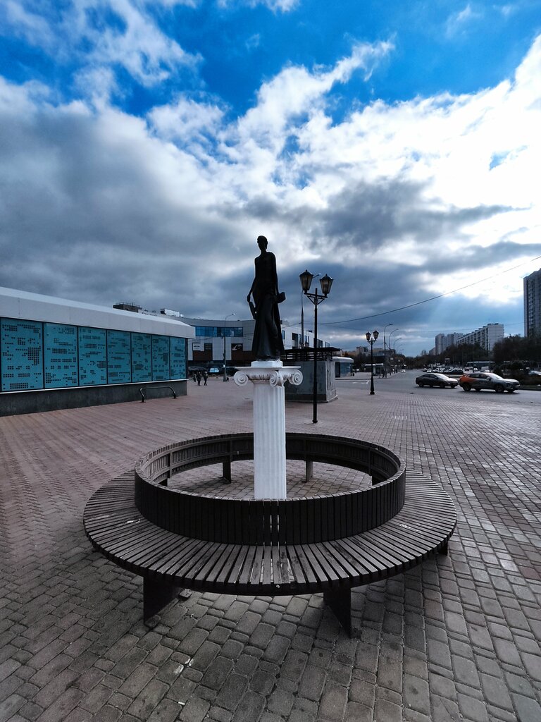 Park, sokak heykeli Девочка с пером и книгой, Moskova, foto