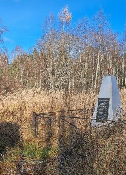 Anıt, heykel Сожженным в октябре 1942 года немецко-фашистскими захватчиками жителей, Smolenskaya oblastı, foto