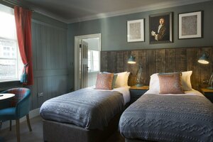 The Ostrich Inn (England, Royal County of Berkshire, Borough of Slough, Civil Parish of Colnbrook with Poyle, Colnbrook Village), otel  Berkshire County'den