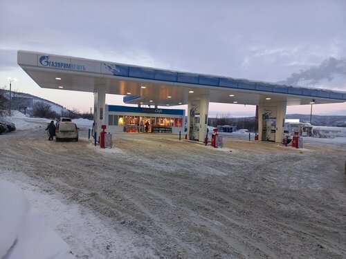 Benzin istasyonu Gazpromneft, Coca, foto