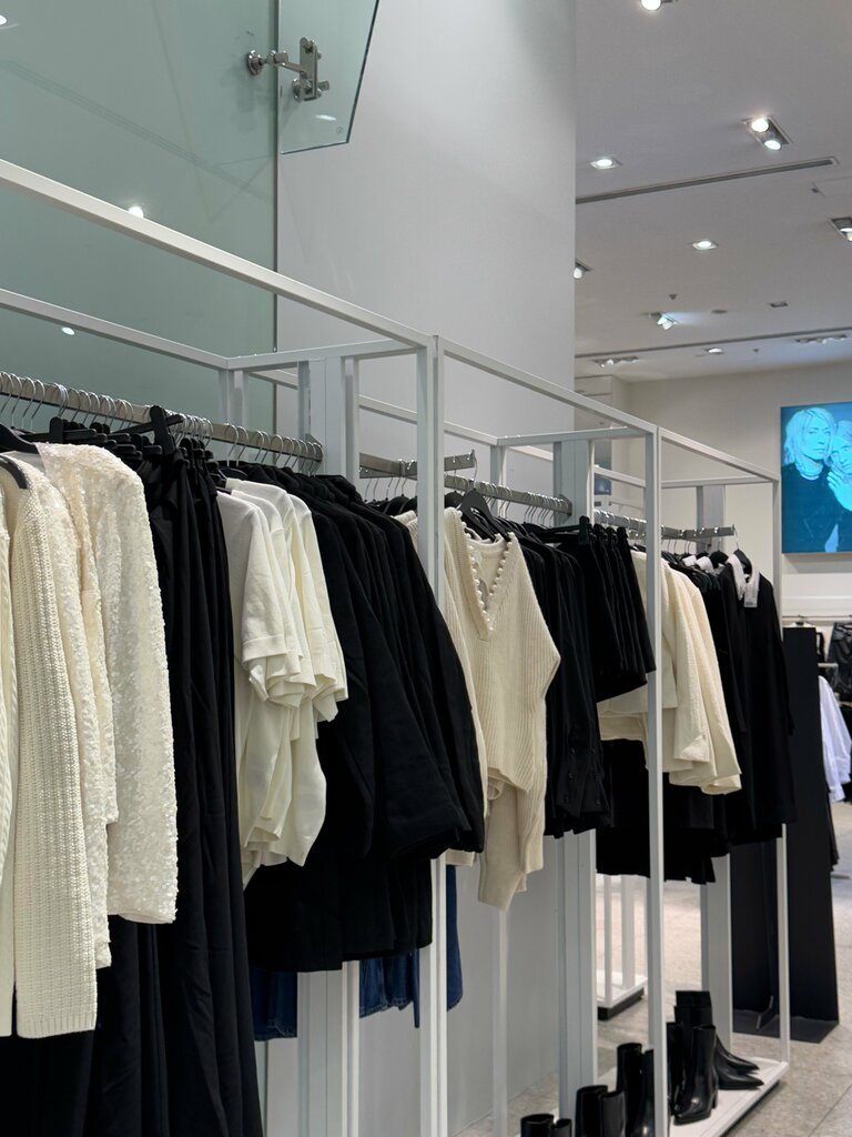 Giyim mağazası H&M, Dubai, foto