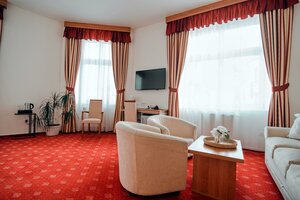 Hotel Grand (Královéhradecký kraj, Hradec Kralove, Československé armády), otel  Hradec Kralove'den