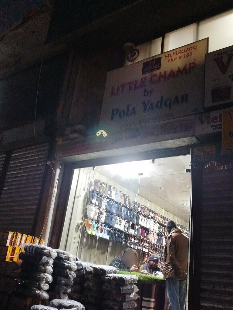 Ayakkabı mağazaları Little champ pola yadqar, Lahor, foto