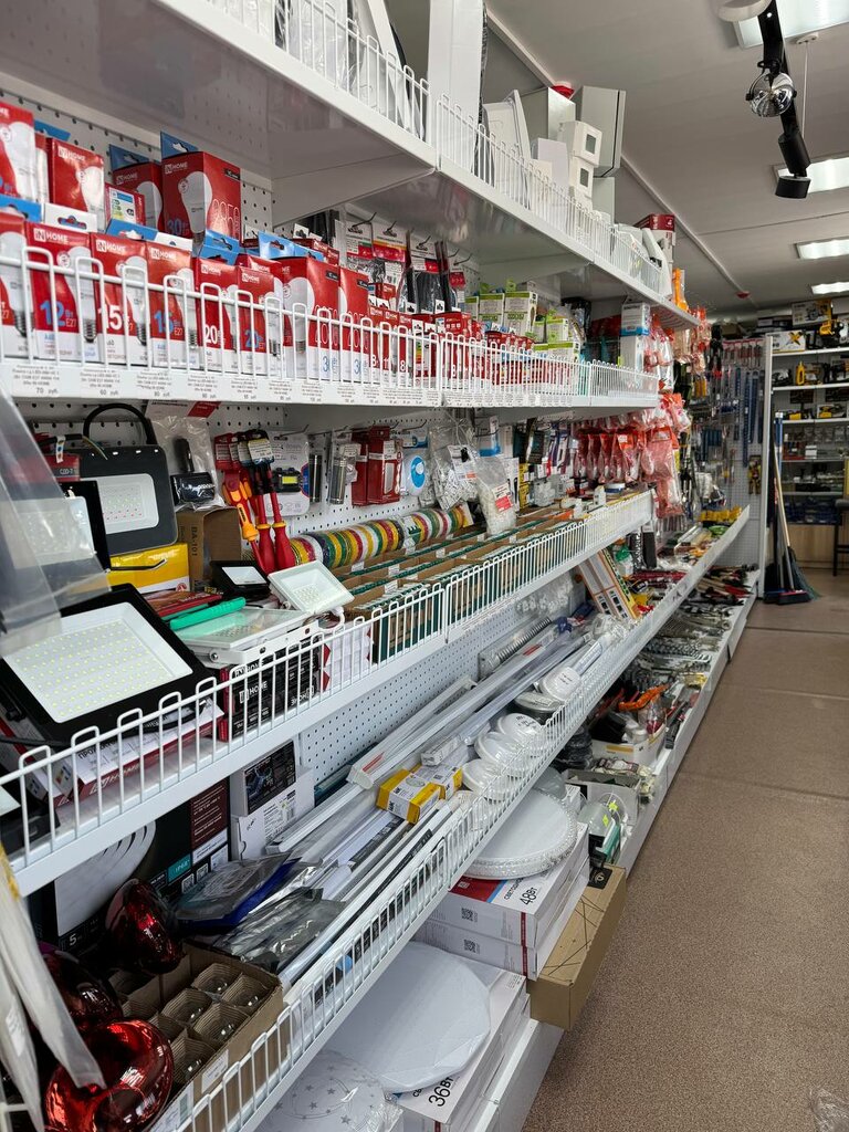 Yapı mağazası Planet of fasteners, Permski krayı, foto