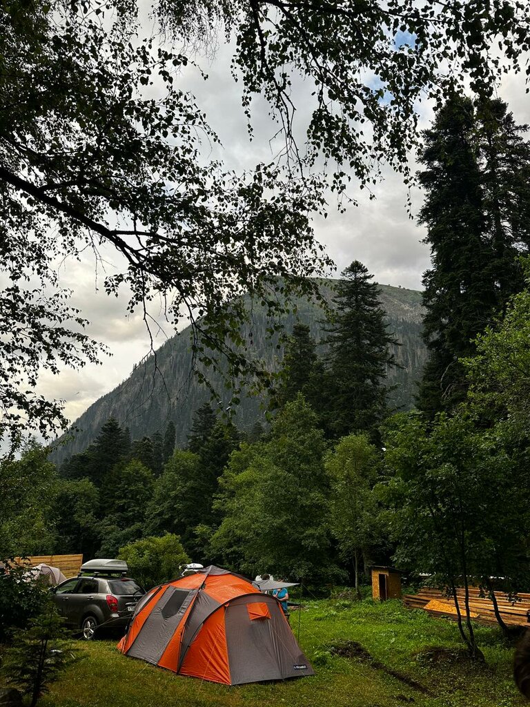 Kamp alanları Кемпинг Домбай, Karaçay‑Çerkez Cumhuriyeti, foto