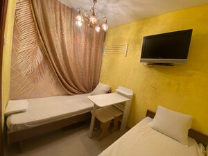 Ходус хаус (Teatralnaya Street No:11), otel  Şçerbinka'dan