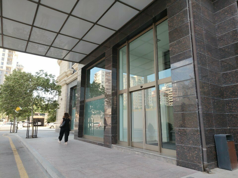 Emlak ofisi Saatli bina, Bakü, foto