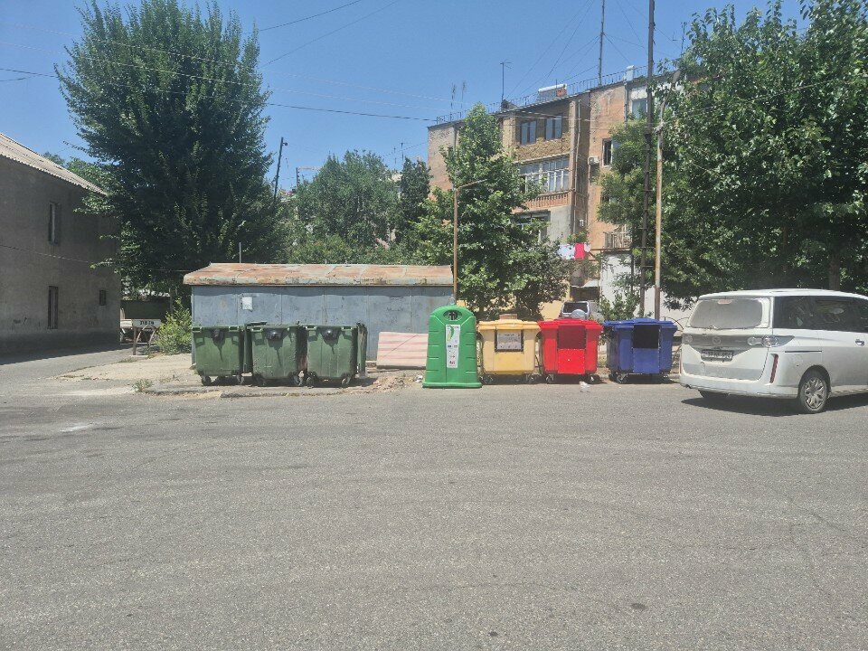 Ayrı çöp toplama noktası Waste sorting point, Erivan, foto
