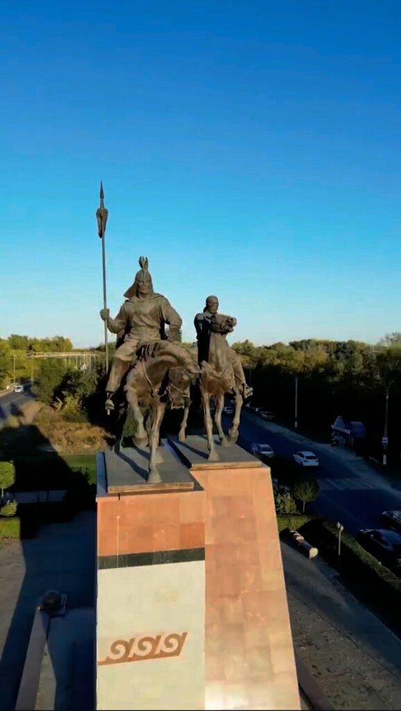 Anıt, heykel Makhambet and Isatay, Batı Kazakistan eyaleti, foto