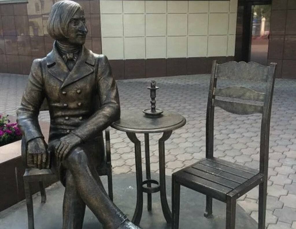 Anıt, heykel Nikolai Vasilyevich Gogol, Buguruslan, foto