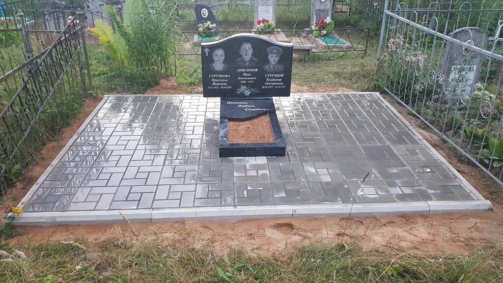 Heykel ve mezarlık taşı üreticileri Pamyat, salon ritualnykh uslug, Pskovskaya oblastı, foto