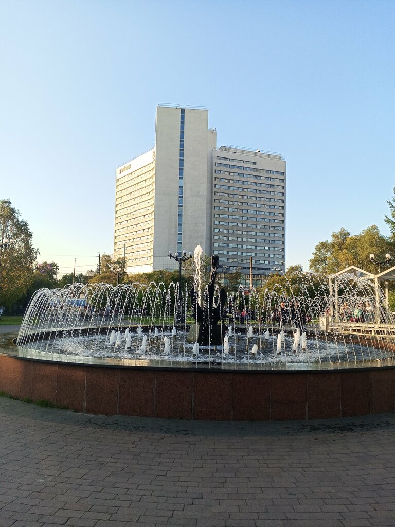 Park, sokak heykeli Крош, Murmansk, foto