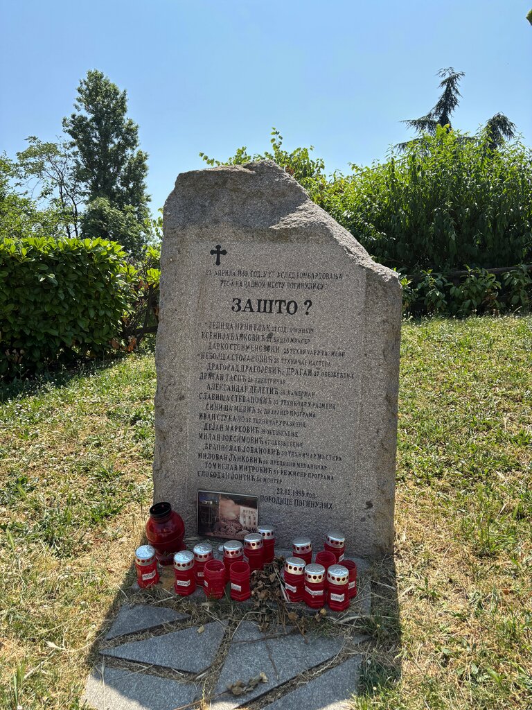 Anıt levhası, anıt taş Memorial to Victims of NATO Aggression, Belgrad, foto
