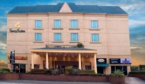 Savoy Suites Noida (State of Uttar Pradesh, Noida, Sektor 16), otel  Noida'dan