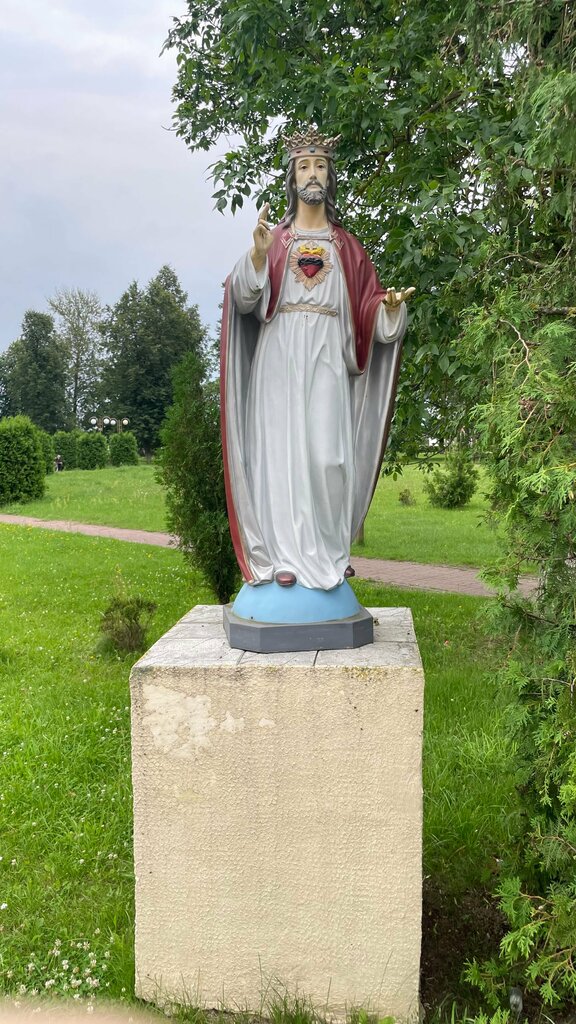 Park, sokak heykeli Сердце Иисуса Христа, Minskaya oblastı, foto