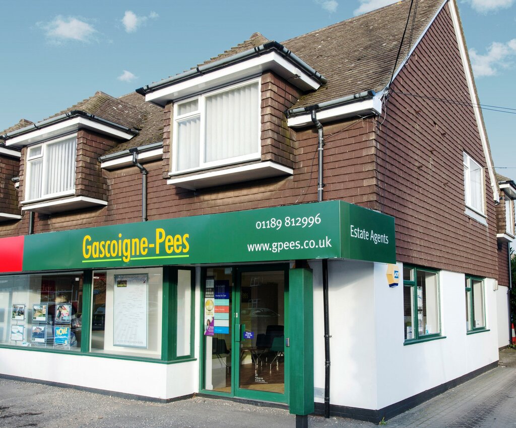 Arazi dizisi Gascoigne-Pees Estate Agent Tadley, İngiltere, foto