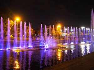 Fountain (Sverdlovsk Region, Yekaterinburg, Plotinka), çeşme  Yekaterinburg'dan