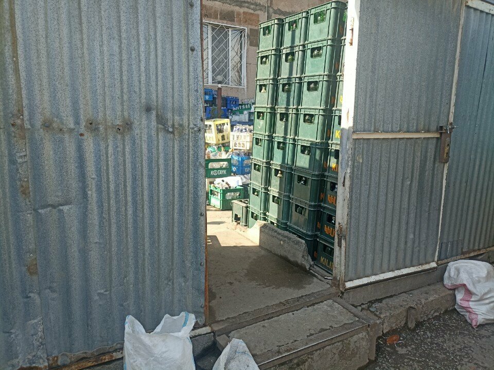 Cam ve cam ürün üreticisi The point of delivery of glass bottles, Erivan, foto