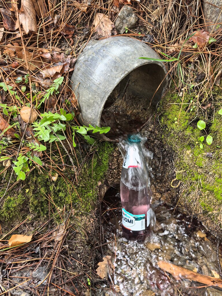 Pınar, çay Spring, stream, Kırım Cumhuriyeti, foto