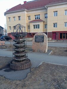 Памятный камень создателям аллеи северных конвоев (Arkhangelsk, alleya Severnykh konvoyev), anıt, heykel  Arhangelsk'ten