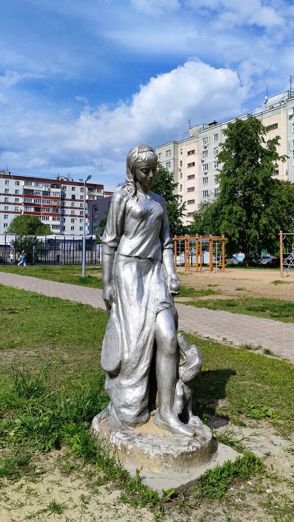Park, sokak heykeli Девушка с собакой, Kazan, foto