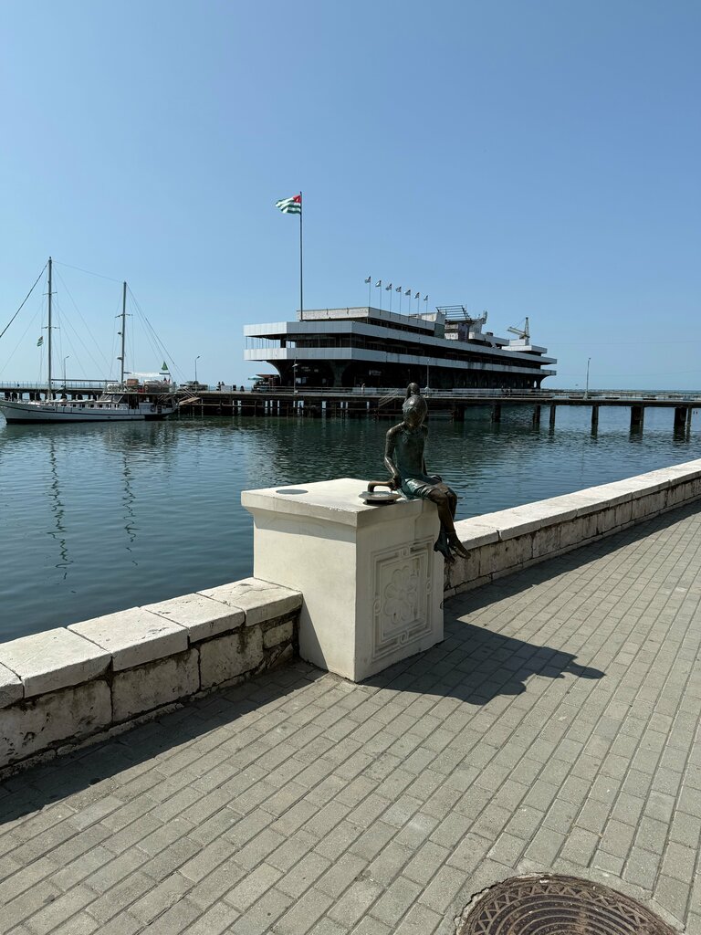 Park, sokak heykeli Ника, Sukhumi Bölgesi, foto
