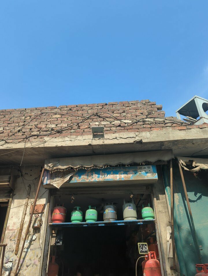 Otomobil yedek parçaları Momin Khan Brothers Lpg Gas Agency, Lahor, foto