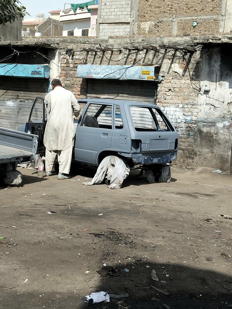 Otomobil yedek parçaları Rizwan Denting Workshop, Rawalpindi, foto