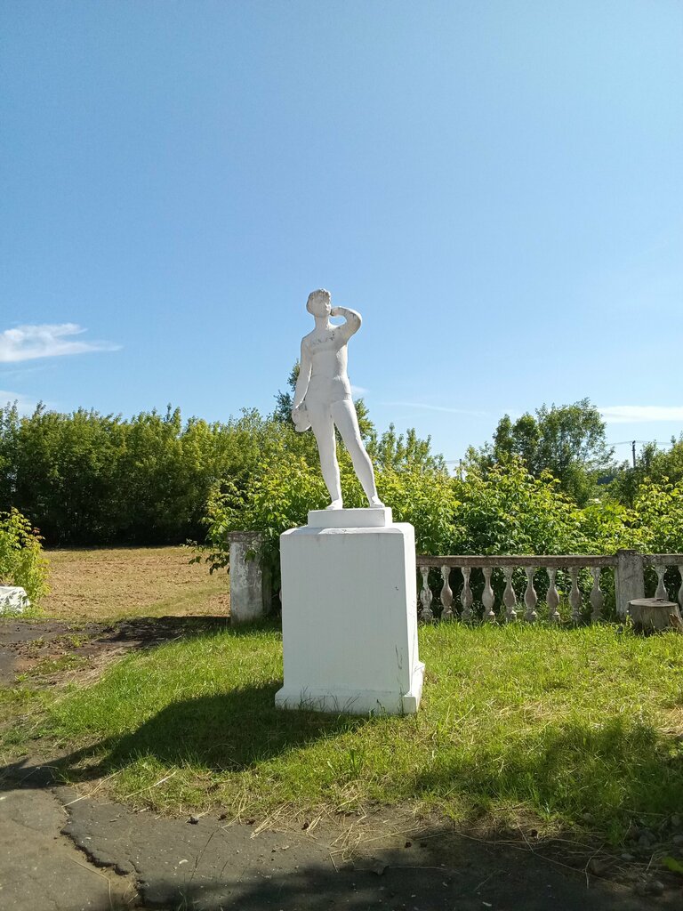 Park, sokak heykeli Девушка с коньками, Rybinsk, foto