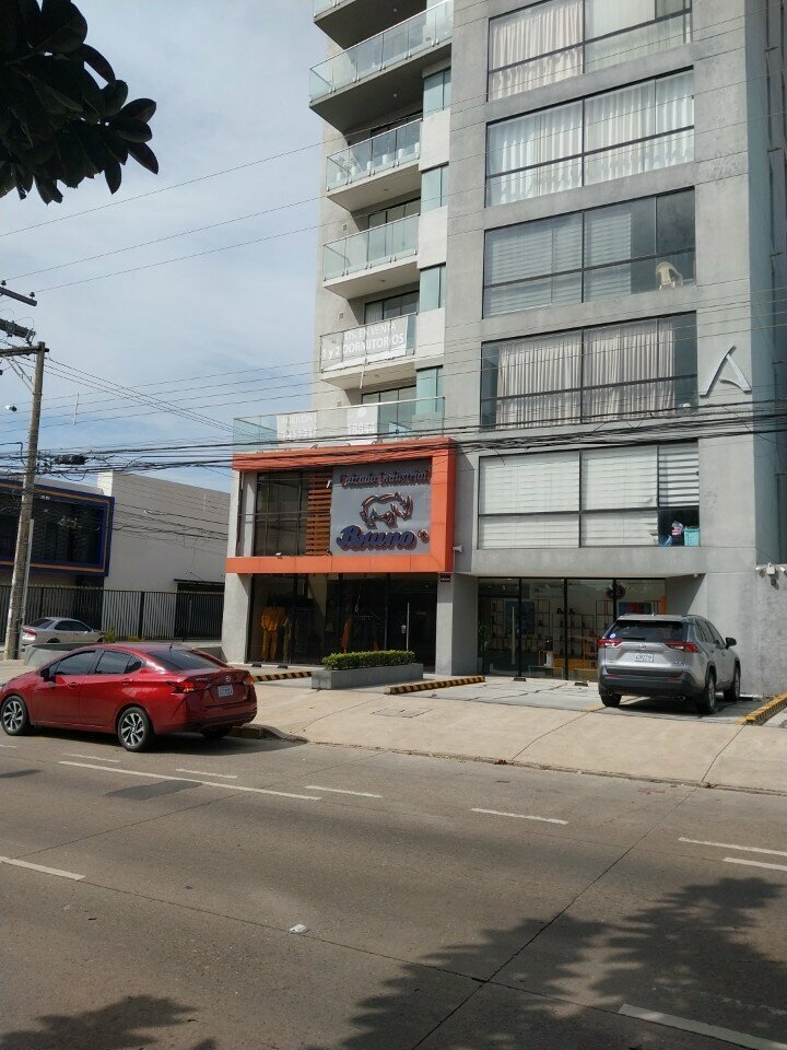 Üniforma üreticileri Botas Bruno AV. Paragua, Santa‑Krus, foto