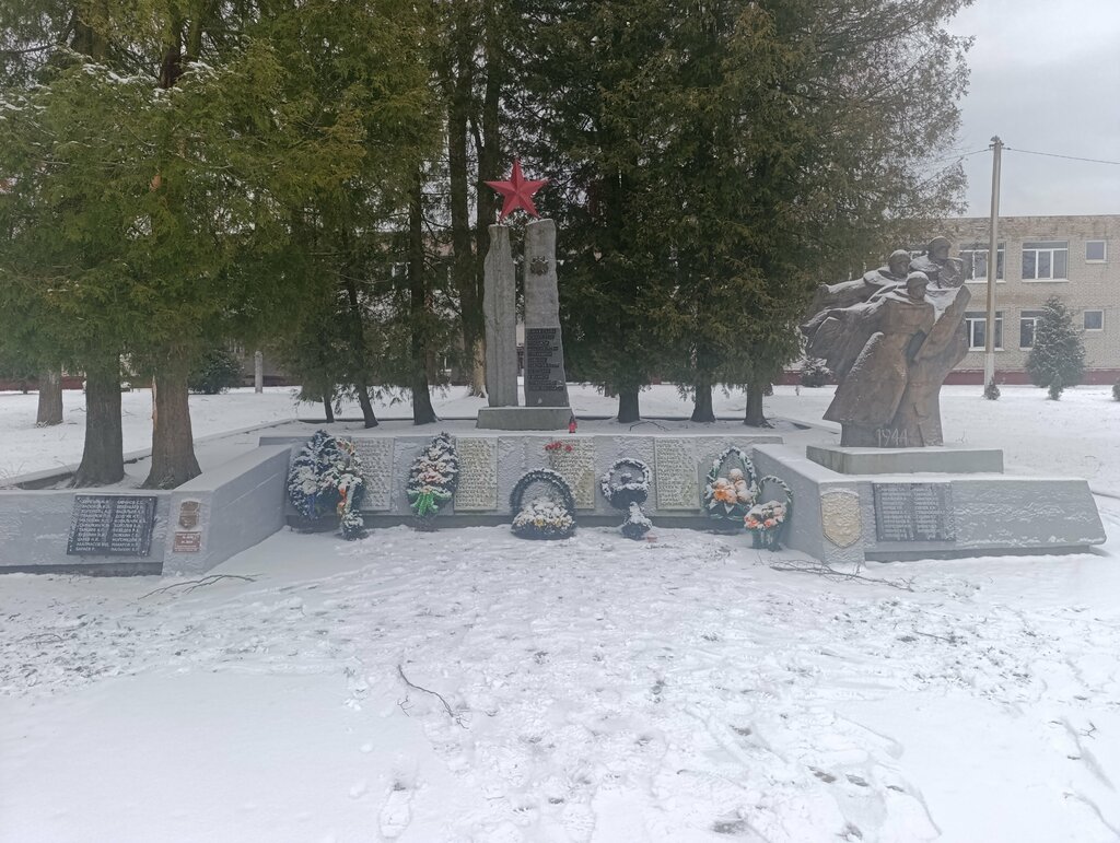 Anıt, heykel Братская могила советских воинов, Vitebskaya oblastı, foto