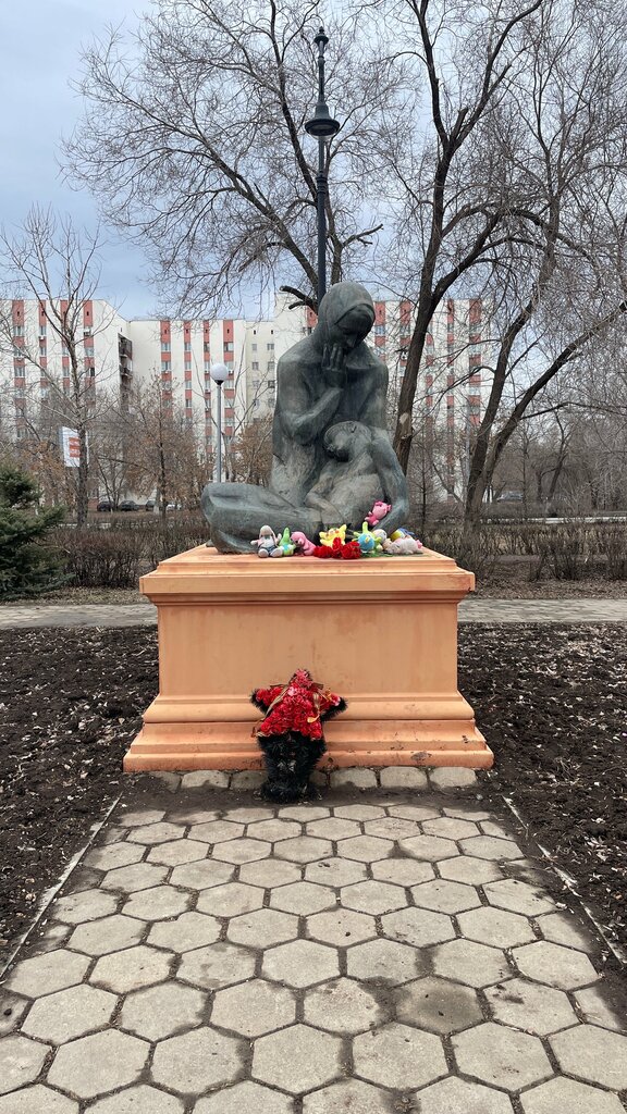 Anıt, heykel Скорбящая мать, Orenburg, foto