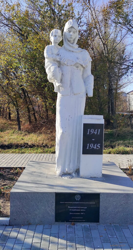 Anıt, heykel Скорбящая мать, Gorniak, foto