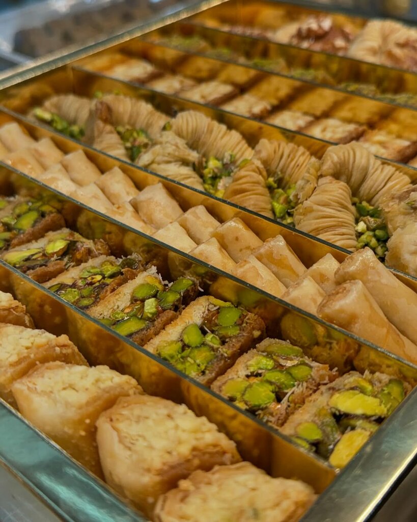 Pasta, şekerleme ve tatlı Bait Al Kashta & Sweets, Sharjah, foto