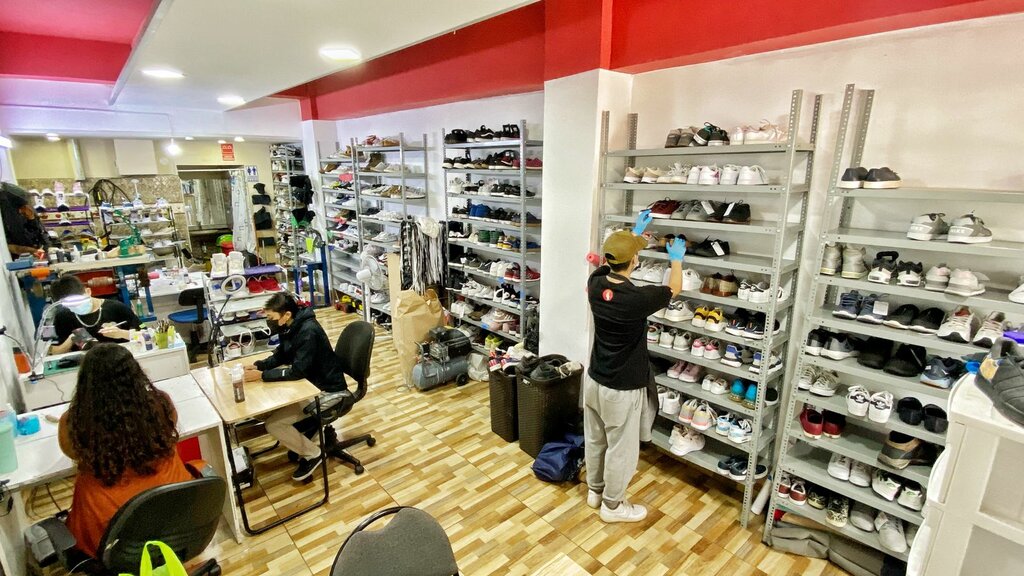 Ayakkabı tamiri Rescue Sneaks Surco, Lima, foto