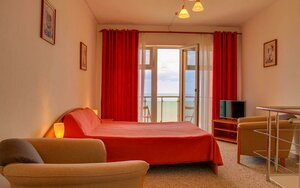 Khizhina Robinzona (Керченское шоссе No:72В, Феодосия), otel  Feodosya'dan (Kefe'den)