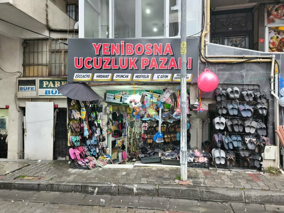 Ucuzluk mağazası Yenibosna Ucuzluk Pazarı, İstanbul, foto