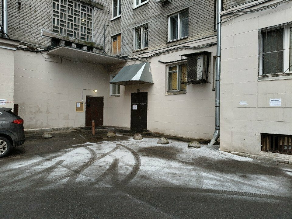 Geri dönüşüm maddeleri Punkt priyema steklotary, Saint‑Petersburg, foto