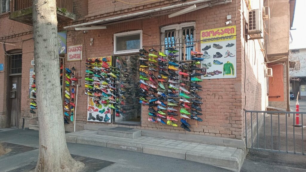 i̇kinci el eşya satışı ‘Second Hand’ Clothing House, Tiflis, foto