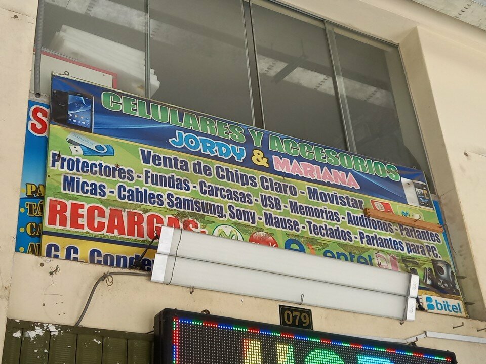 Cep telefonu aksesuarları Jordy y Mariana, Lima, foto
