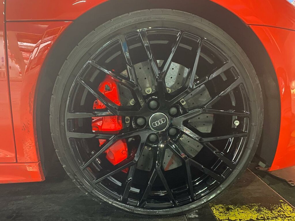 Jant ve lastikçiler Manchester Tyre Trading, Dubai, foto