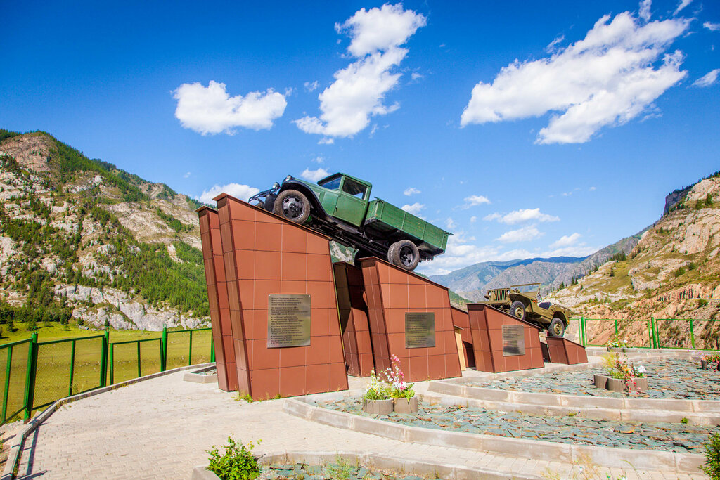 Anıt, heykel Мужественным шоферам Чуйского тракта, Кольке Снегиреву, Altay Cumhuriyeti, foto