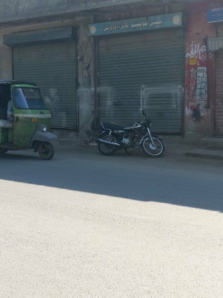 Cam ve cam ürün üreticisi Hasnain Aluminum Glass and Woodworks, Lahor, foto