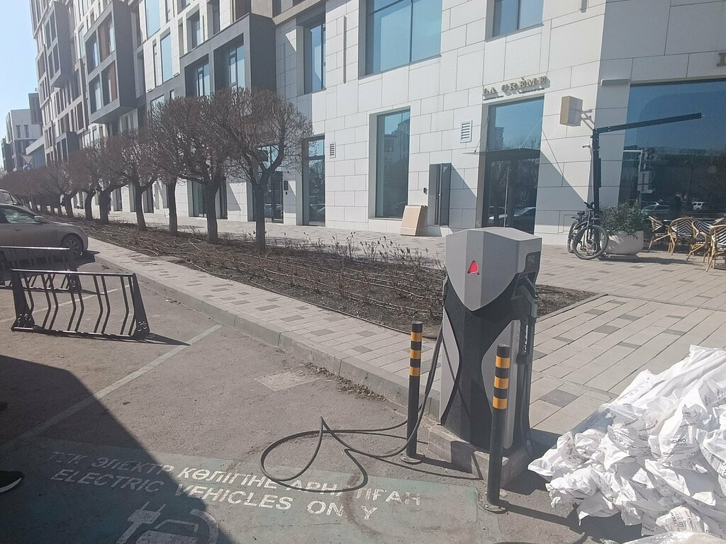 Elektrikli oto şarj istasyonları Electric vehicle charging station, Astana, foto