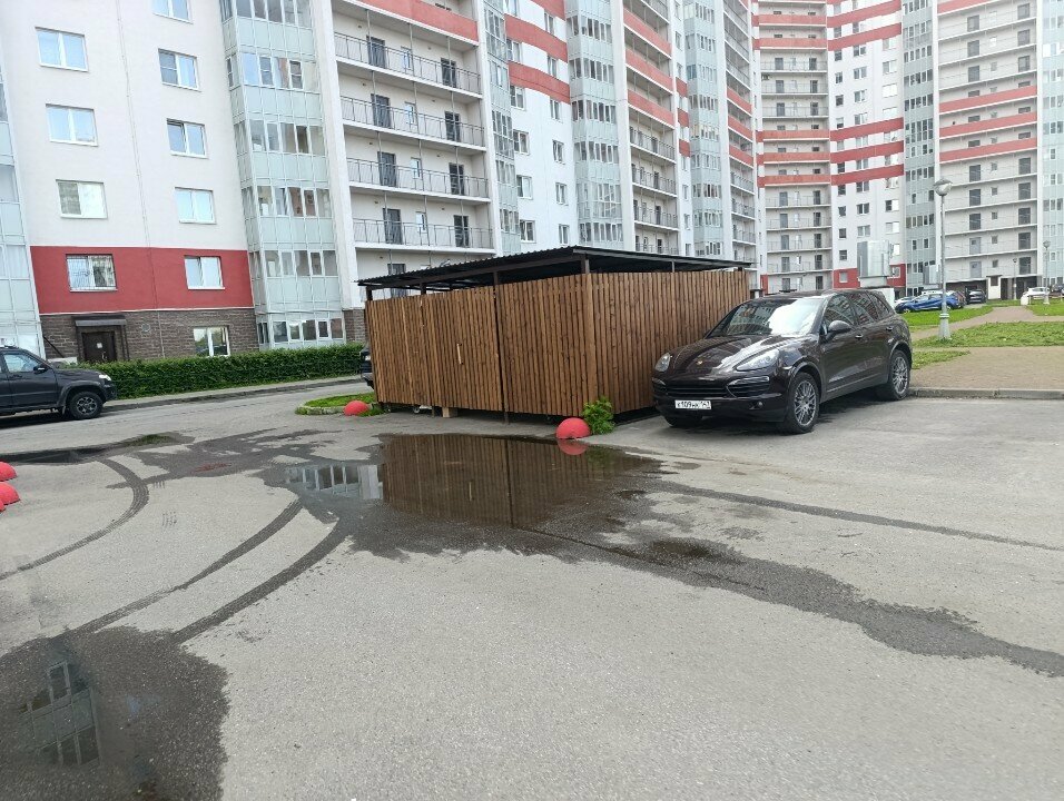 Ayrı çöp toplama noktası Точка сбора мусора, Saint‑Petersburg, foto