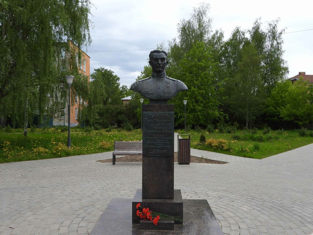 Anıt, heykel Герой Советского Союза Яков Федотович Павлов, Velikiy Novgorod, foto