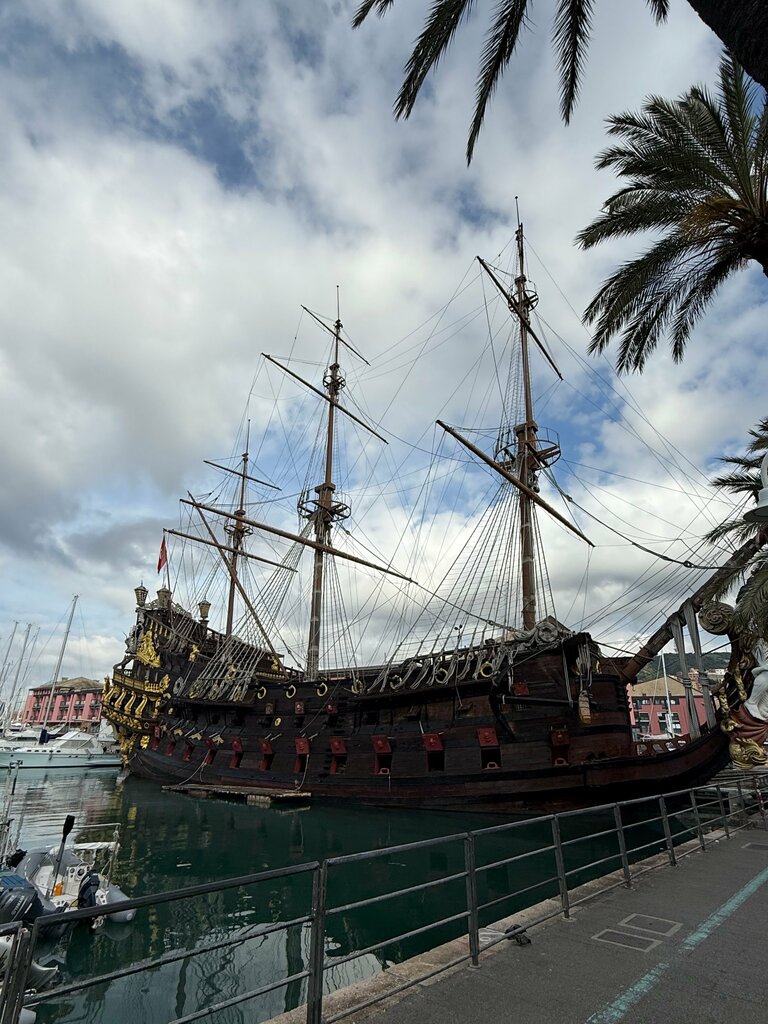 Deniz ve nehir iskeleleri port of Genoa, Cenova, foto