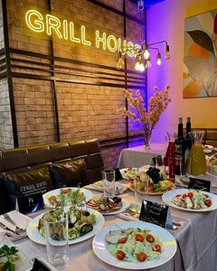 Grill House (Primorskiy Boulevard No:32/1), restoran  Çaykovski'den