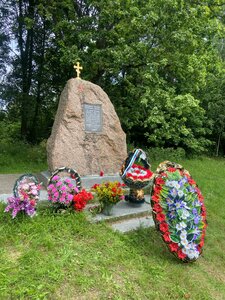 Партизанам и мирным жителям, погибшим в годы войны на берегу реки Ипуть в урочище Чагодай (Bryansk Region, Mglinskiy District, Krasnokosarovskoye selskoye poseleniye), anıt, heykel  Brianskaya oblastından
