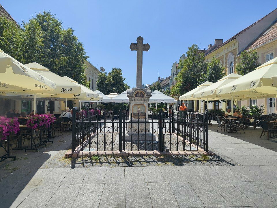 Park, sokak heykeli Zavetni krst, Belgrad, foto